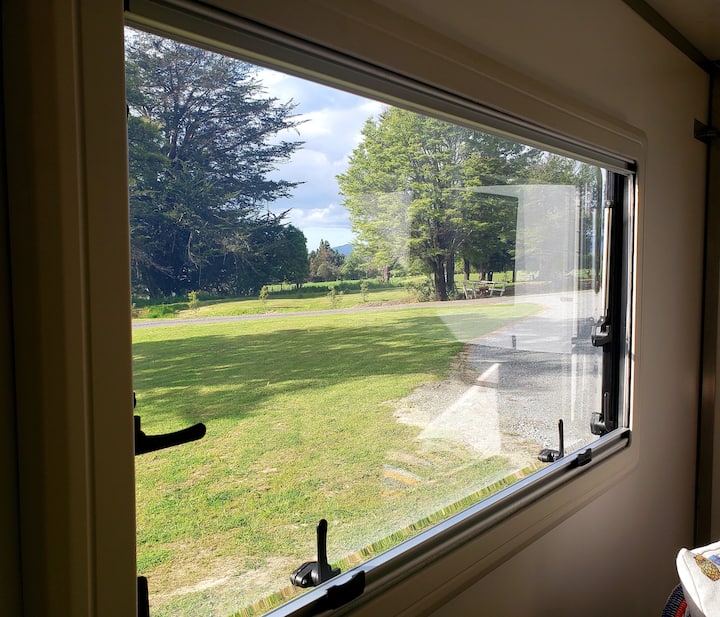 Tranquil Retreat Bordering Native Bush - Upper Hutt