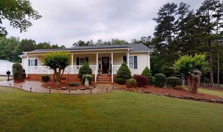 Cheerful ~ Quiet 2 Bedroom House - Thomasville, NC