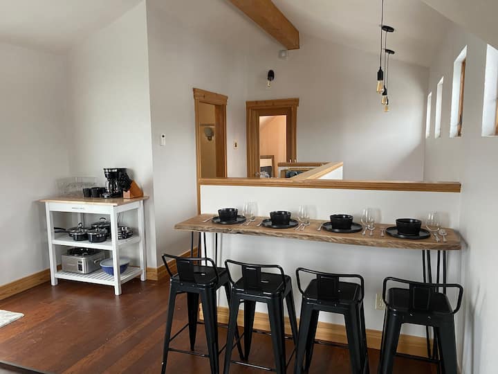 The Aviation Suite - Great Location, Lovely Views - Montana