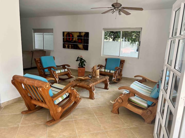 Alegre Villa De Verano Con Piscina - San Jerónimo