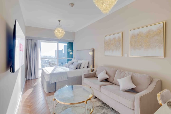 Luxury & Stylish Gem: Rooftop Pool | Marina Views - Dubai