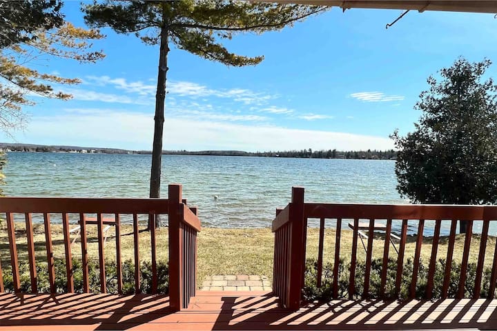 4 Season Waterside Retreat: Perfect For Family&wfh - Petoskey, MI