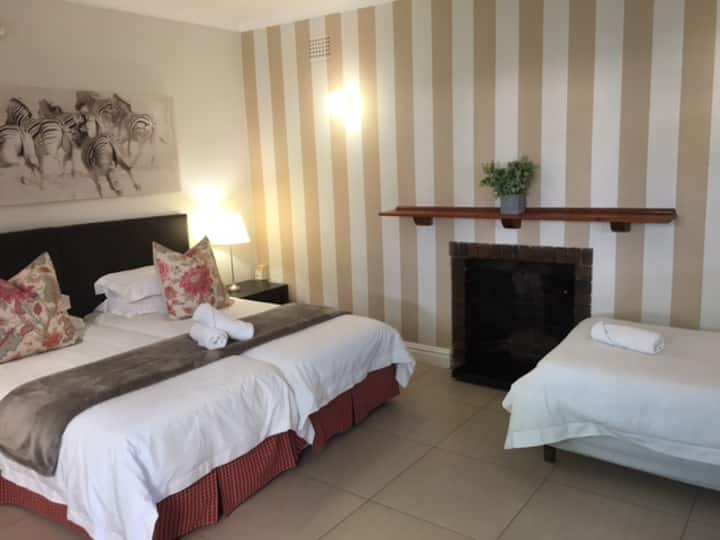 Wagon Wheel Self Catering Cottage 6 Sleeper - Beaufort West