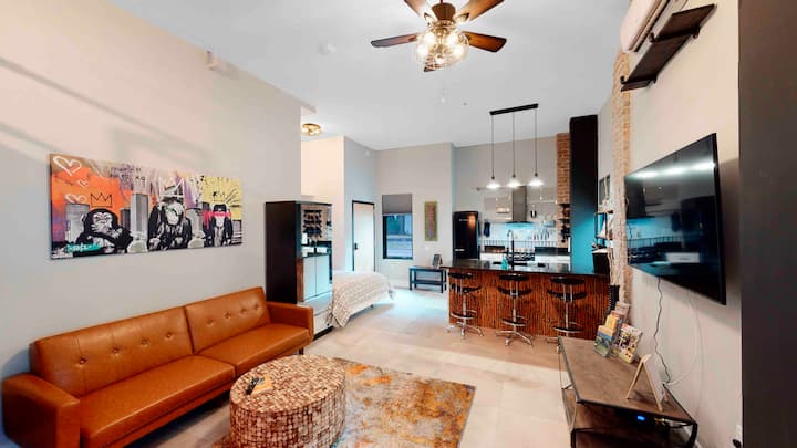 Studio 2015 ✨ “A Unique Micro Loft Experience” 🌇🌃 - Tampa, FL