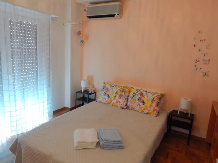 Quiet Room At The Foot Of Lycabettus. - Athènes