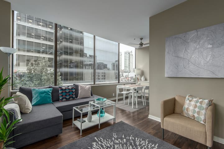 Live Your Downtown Dreams.! 1 Bedroom With Parking - Vancouver