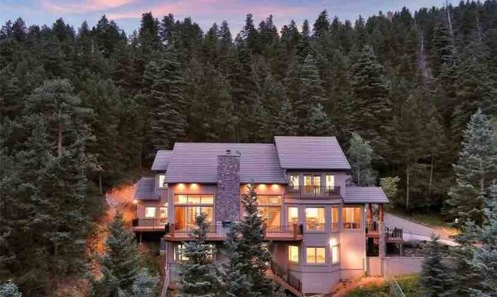 Secluded Mountain Lodge In Manitou Springs - Colorado Springs, CO