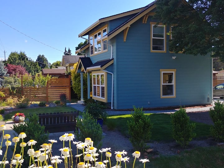 Comfy Craftsman Cottage - Washington