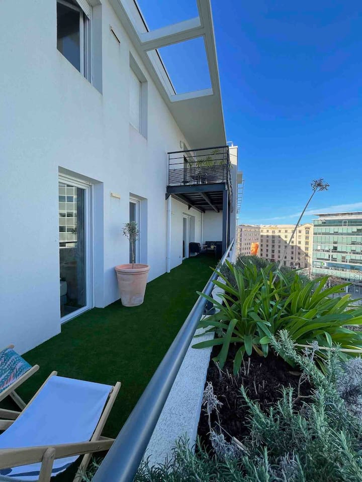 Grand Confort : 61m², Terrasse Privée, Parking Box - Marseille