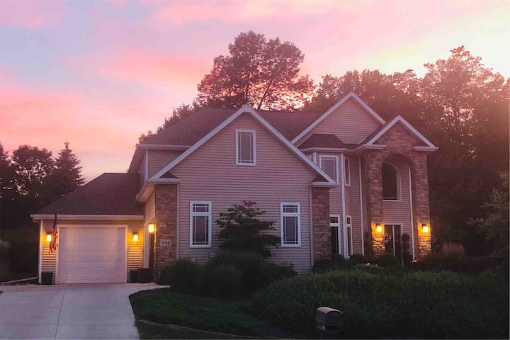 Racetrack Retreat. 4br, 3.5 Bath Custom Home - Elkhart Lake, WI