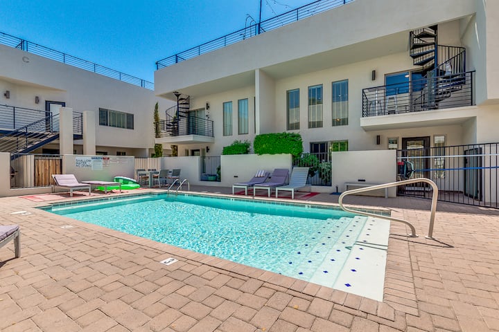 Spectacular Old Town 2bd 2ba Pool Rooftop Pingpong - Scottsdale, AZ
