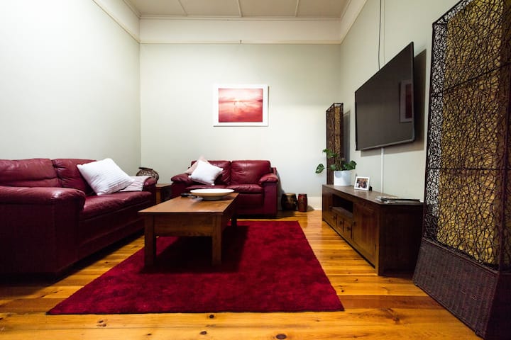 Well Located Character Home With Ensuite Bathroom. - Prospect