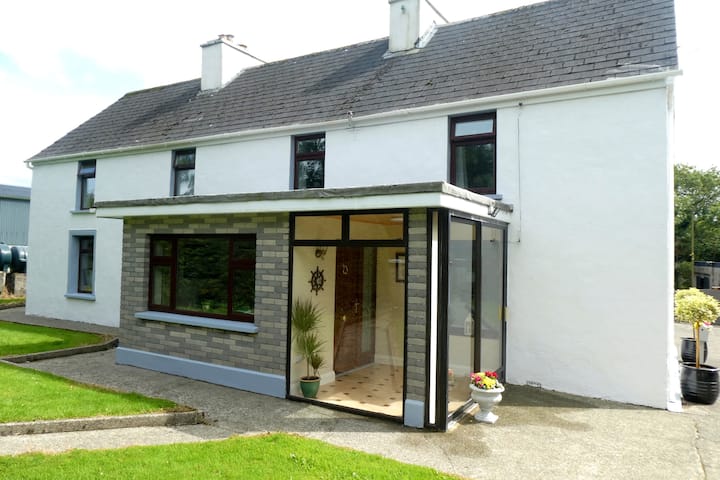 Large 4 Bedroom House With Garden - Killarney
