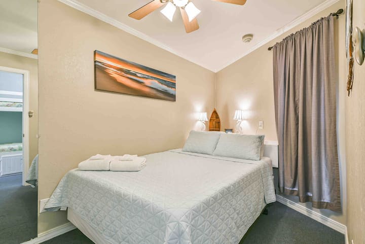Walk To Beach. Heated Pool. On Seawall. #132 - Galveston Beach