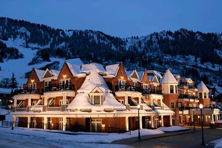 The Aspen Mountain Residences 1 Bdrm 3 Nights Min. - Aspen, CO