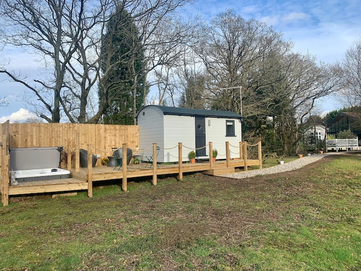 New ‘Bumble Bee Retreat’ Hot Tub, Wifi - Near Nec - Solihull