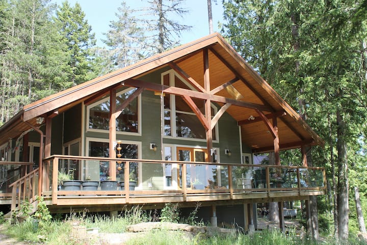 Celtic Place Mountainside Chalet - Salt Spring Island