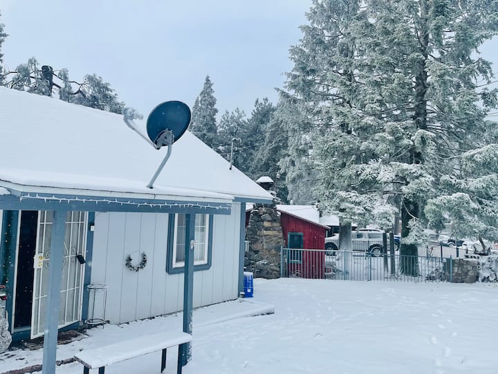 Cozy Crestline Cabin W/mountain View - Crestline, CA