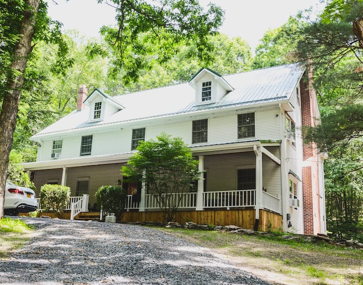 Poconovilla_luxury Poconos Home_17 Acres Property - East Stroudsburg