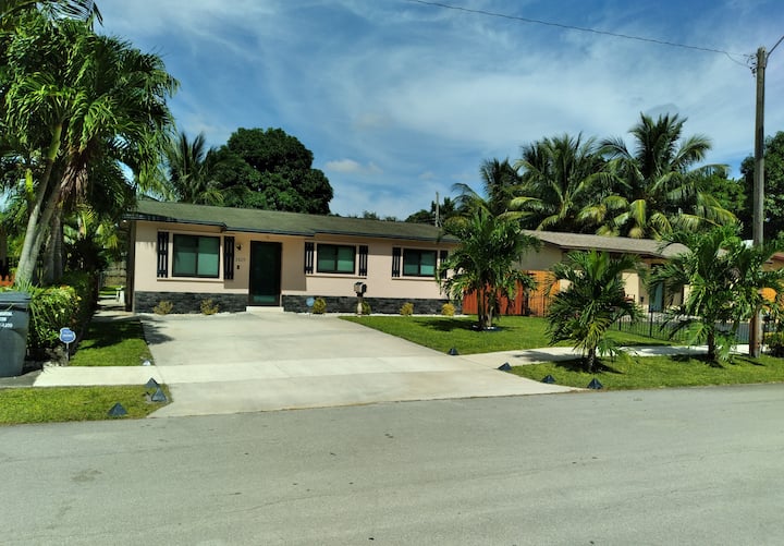 Hollywood House Close To Beach And Downtown. - Miami Gardens, FL