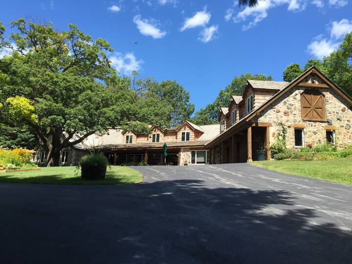 Beautiful Country Retreat In Erin, Wi - Hubertus, WI