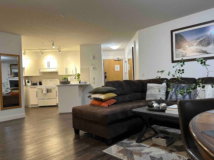 Full 1br Apt W/ Kitchen & Mountain View Bbq W/ac - キャンモア