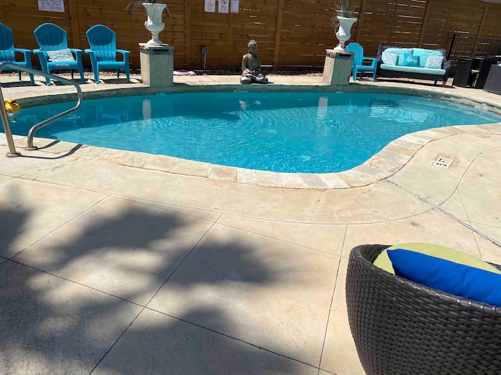 7/5 Heated Poolhouse @ Historical Downtown Mansion - San Antonio