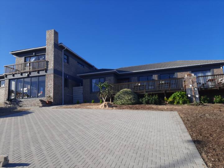 Cheerful 3-bedroom Residential Home With Sea View And Parking On Premises - Mossel Bay