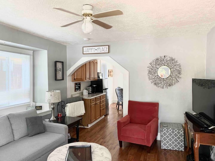 Sweetheart City Guest House - Loveland Colorado (Entire Home + Fenced Backyard) - Loveland, CO