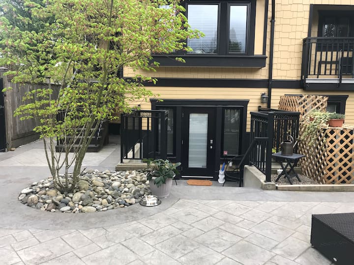 One Bedroom Garden Suite In Mount Pleasant West - Vancouver