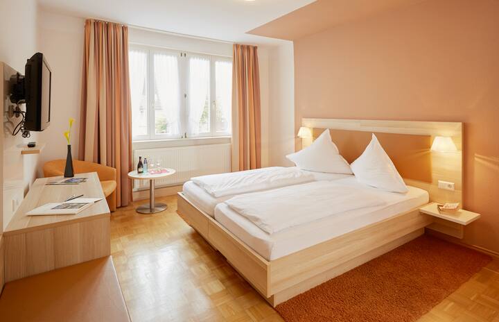 Landgasthof Weinstube Wehinger, (Bräunlingen), Doppelzimmer Mit Dusche Und Wc - Donaueschingen
