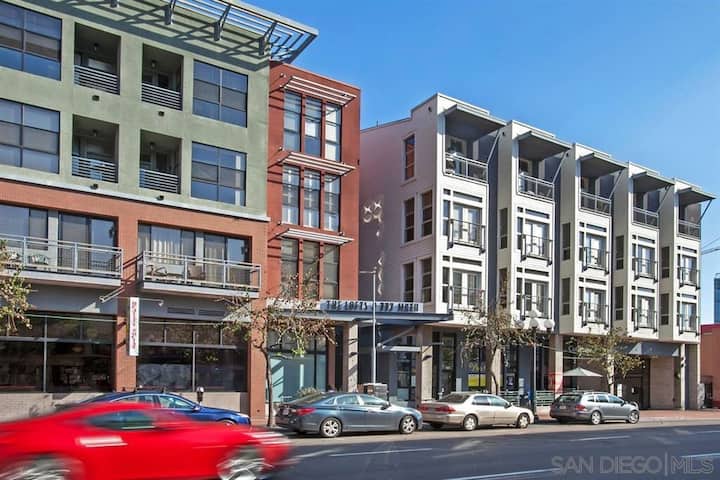 Gaslamp Balcony Loft, Secure Parking, Sanitized - San Diego, CA