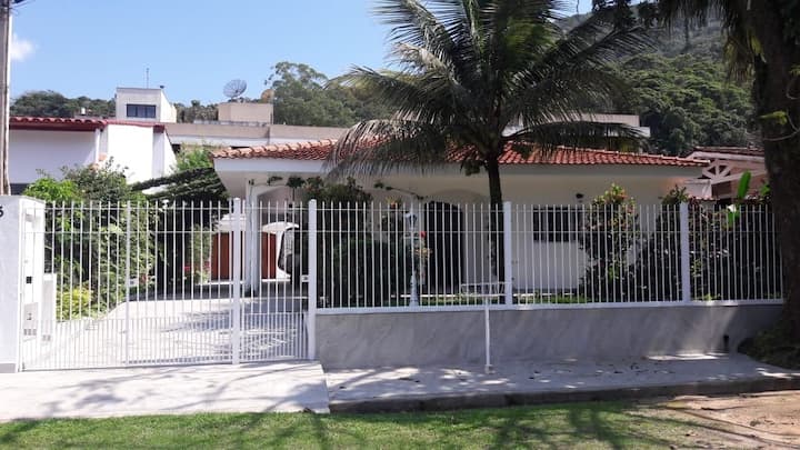 Casa 5 Qtos Ubatuba Enseada C/churrasq/mesa Bilhar - Ubatuba