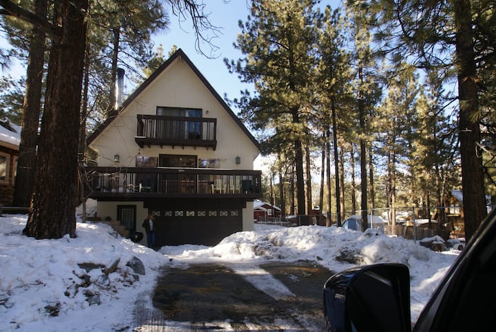 All Pine Inn- Large 4bd/2ba - Steps To The Village - Wrightwood, CA