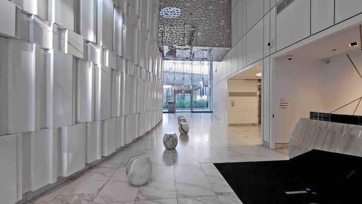 Skyline Serenity: Cn Tower Downtown Haven - Toronto