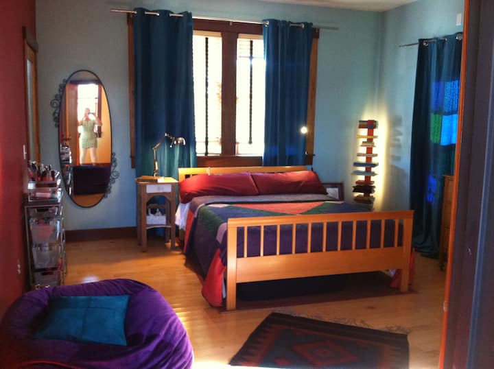 Light-filled Room With Private Balcony & Loft - Oakland, CA