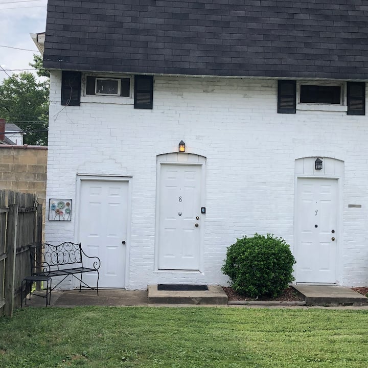 Cozy Uniquely Decorated 1 Bedroom - Huntington