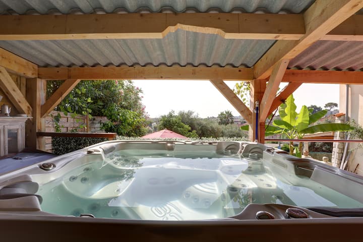 Magnifique Studio Avec Spa  Vue Mer Sur La Ville - Antibes