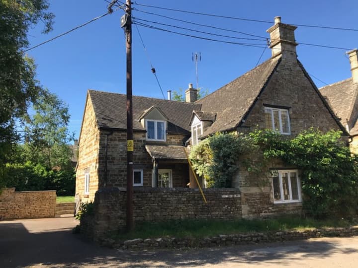 Cosy Cotswold Cottage By The Tiniest Village Green - Oxfordshire