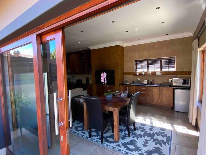 Spacious Mountain-view Unit With Solar Power - Stellenbosch