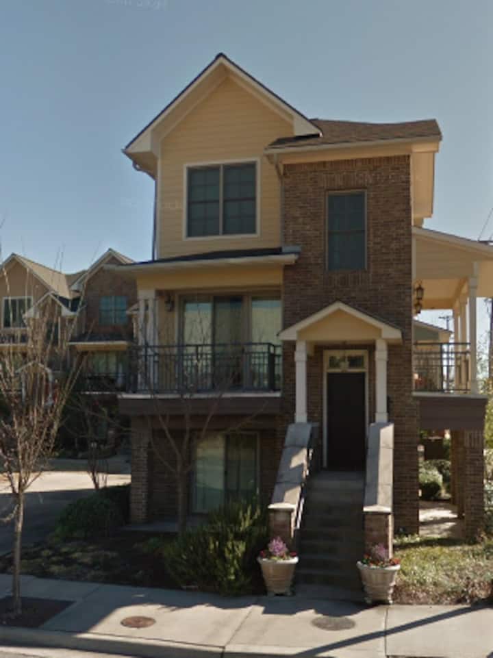 Luxury 3 Bedroom Townhome With Garage - North Little Rock, AR