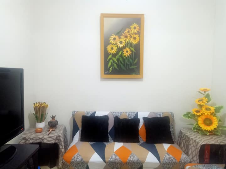 Queen’s Hive 2br W/ Balcony, Pool, Private Parking - Taytay