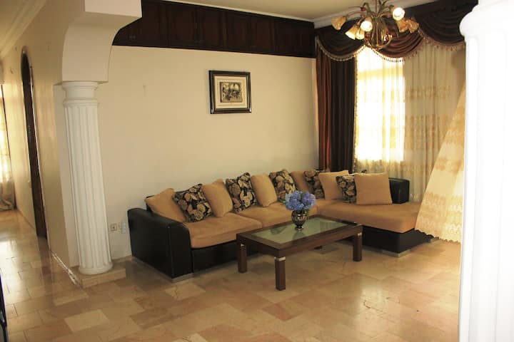 Naira Apartment With Large Balcony On Rustaveli - 巴統