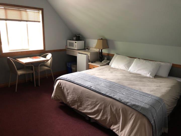 Peaks Lodge - King Suite *No Kitchen - Revelstoke