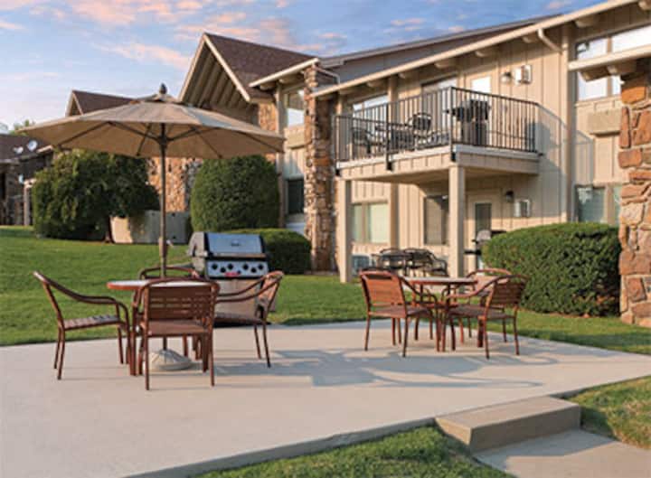 Beautiful Grand Lake Two-bedroom Condo - Sleeps 6! - Grove, OK