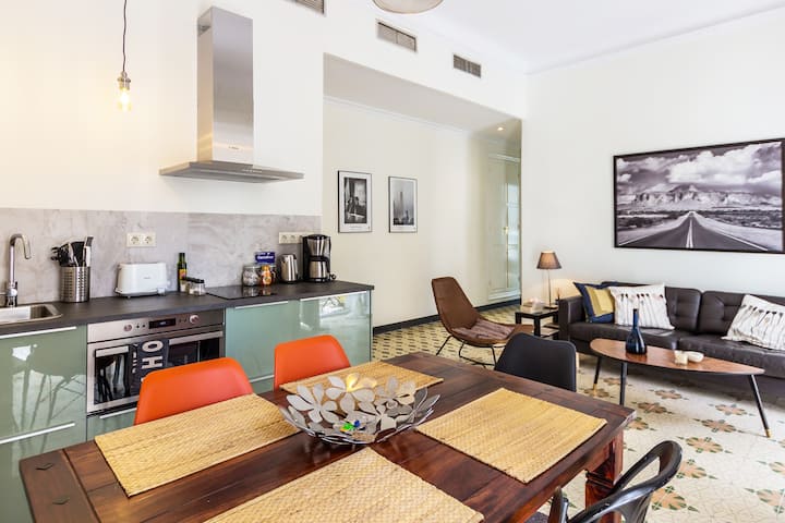 Luminous Vintage Apartment Next To Esplanade - San Juan de Alicante