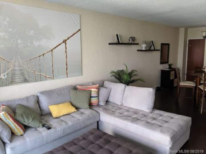 1 Beach Access Just Seconds From Condo Sunny Isles - Hollywood, FL