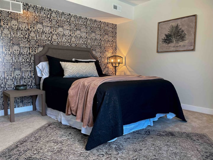 1-bedroom Condo - Walking Distance To Amenities - Traverse City, MI