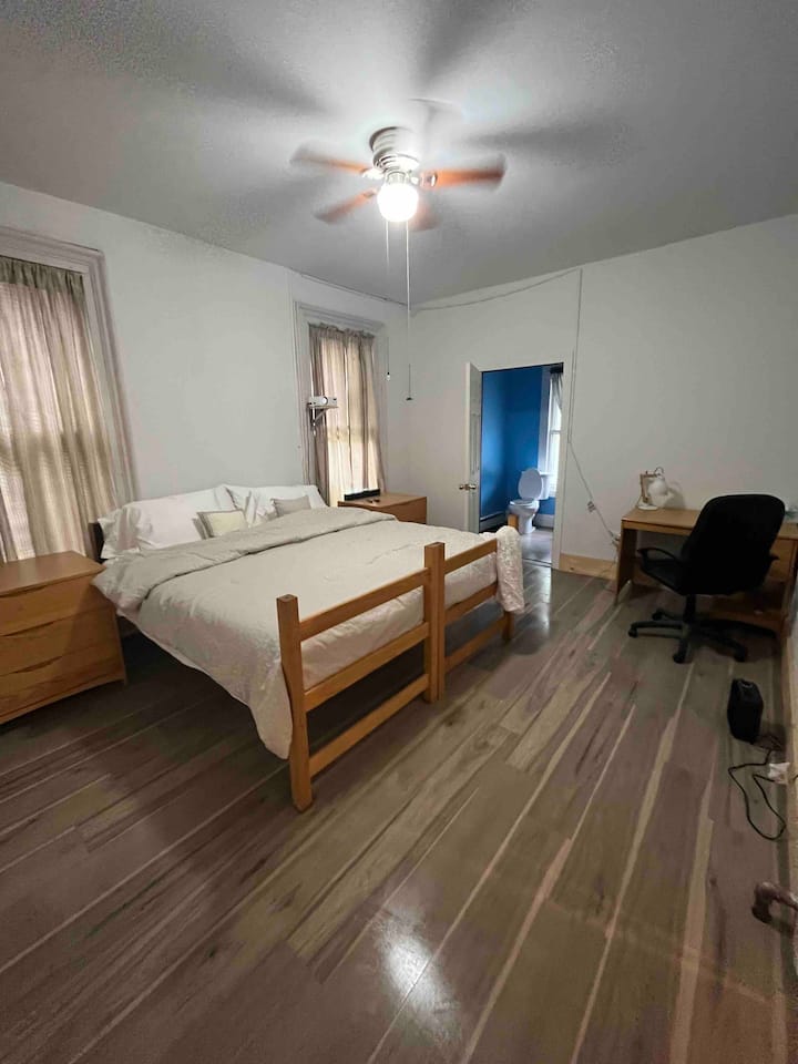 King Bed Suite, 90” Projector, Budget Friendly! - Wallingford, CT