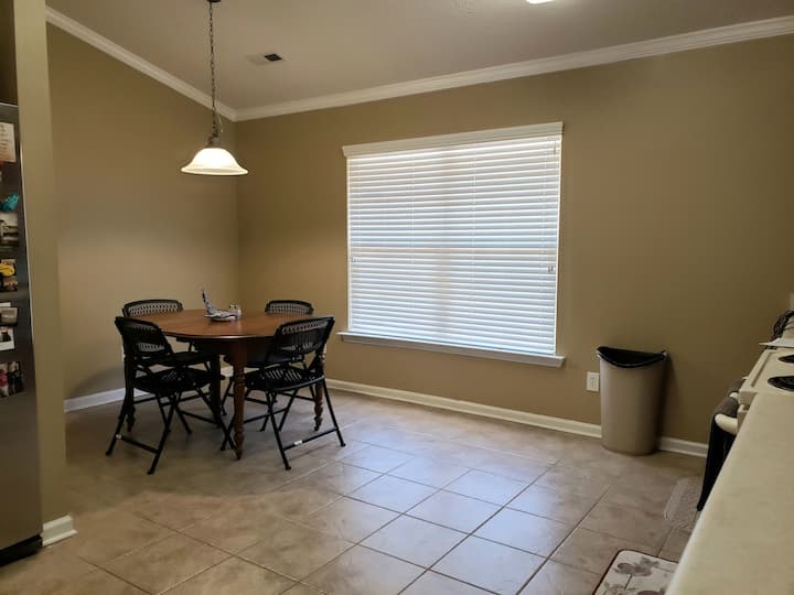 Master Bedroom In Quiet Cul-de-sac - Huntsville, AL
